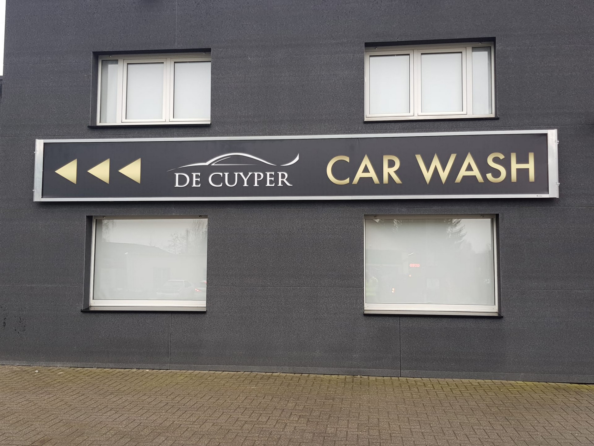 CB Sport nv - CB Promo: aluminium kaders, tegen muur of op poten.